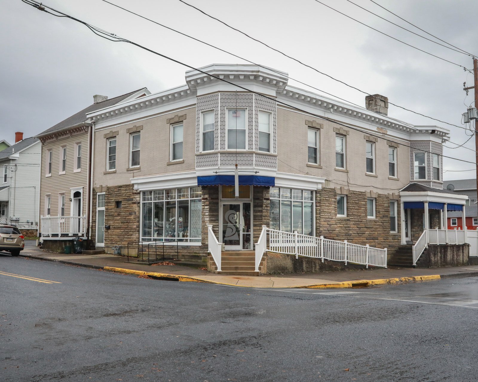 Real Burlesque Building